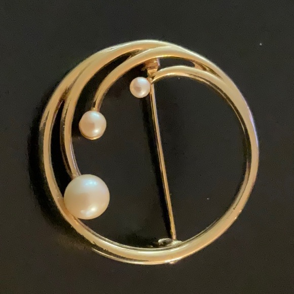 Monet | Jewelry | Classic White Faux Pearl Gold Tone Circle Pin Brooch ...